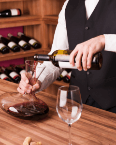 Decantazione del vino: cos'è, a cosa serve e quando deve essere fatta ...